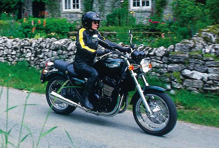 Triumph 900 LEGEND TT 1999 - Motorcycle specifications, reviews, used